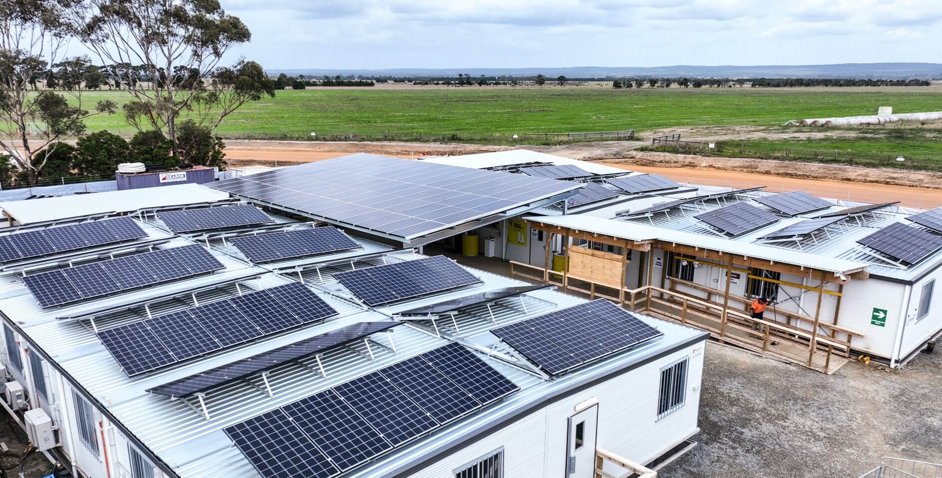 Select Plant and Laing O’Rourke deliver Australian-first off-grid compound